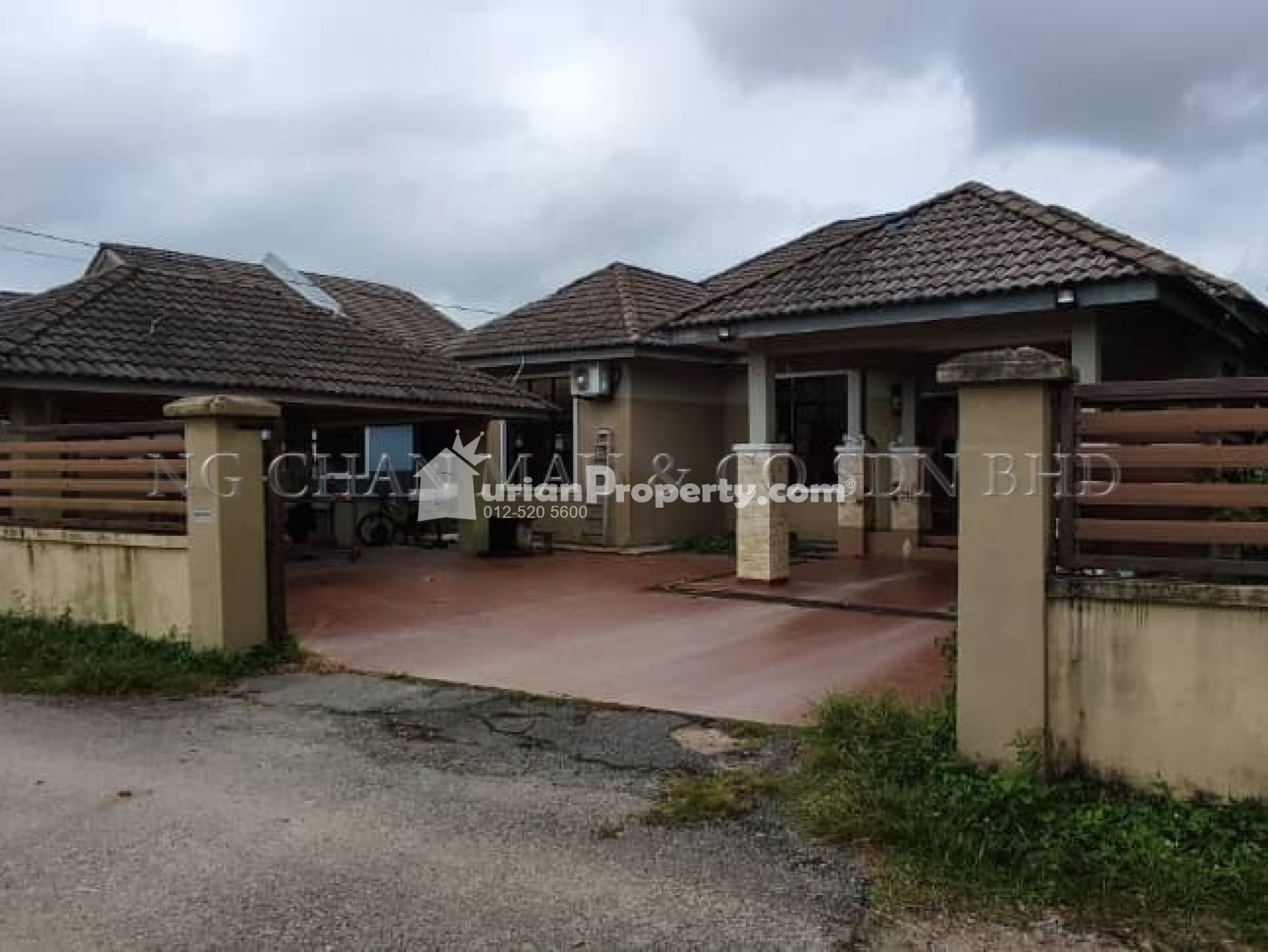 Bungalow House For Auction at Batu Rakit